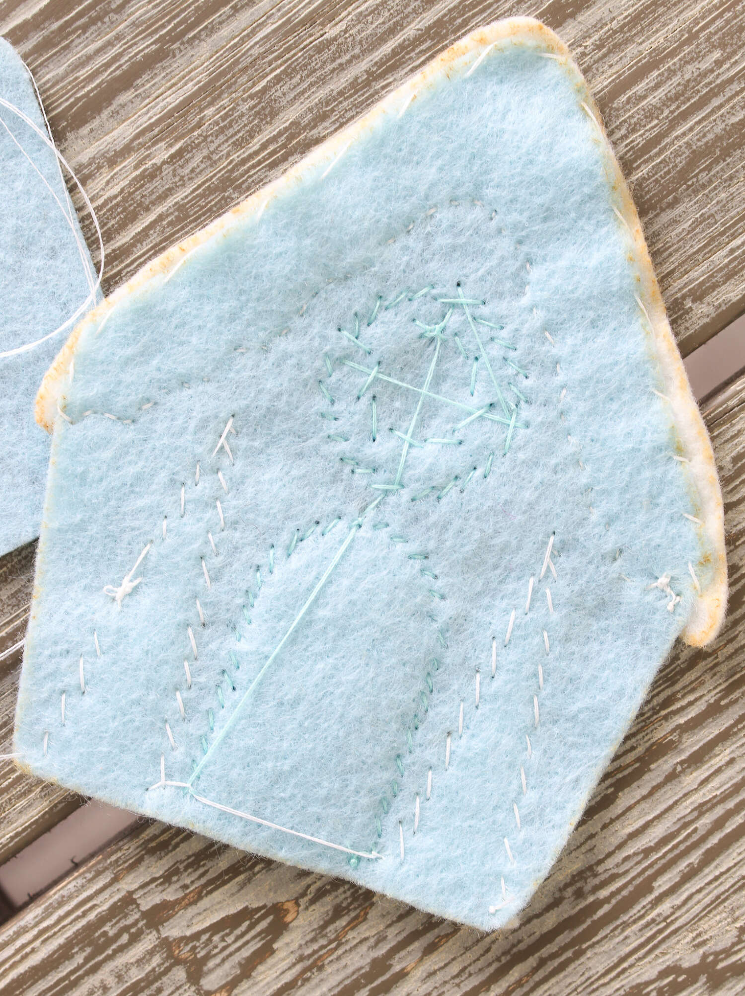 DIY Felt Gingerbread House Ornament (Free Pattern) | Dans le Lakehouse