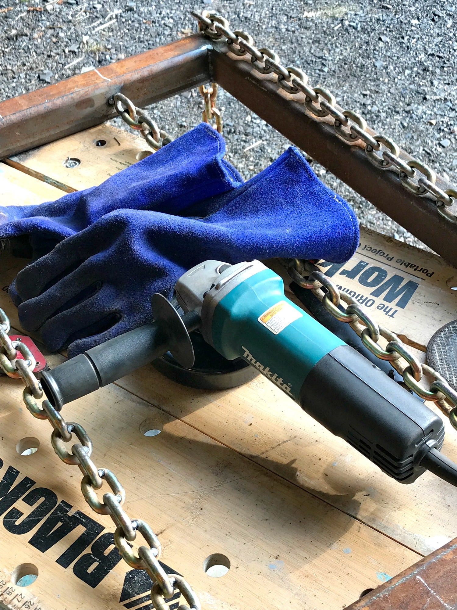 DIY Live Edge Table with Welded Chain Legs | Dans le Lakehouse