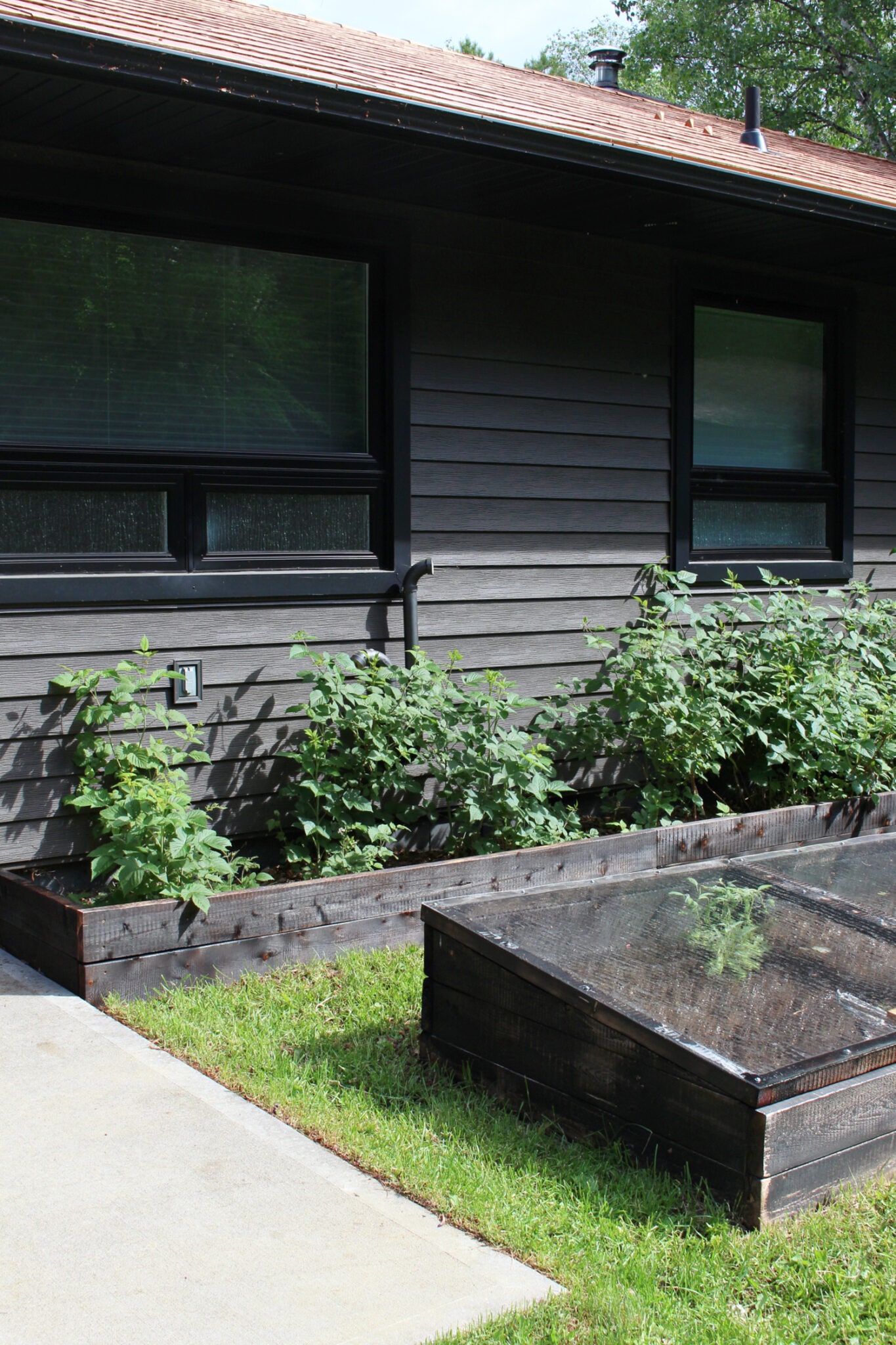 How to Build a Raised Garden Bed | Dans le Lakehouse