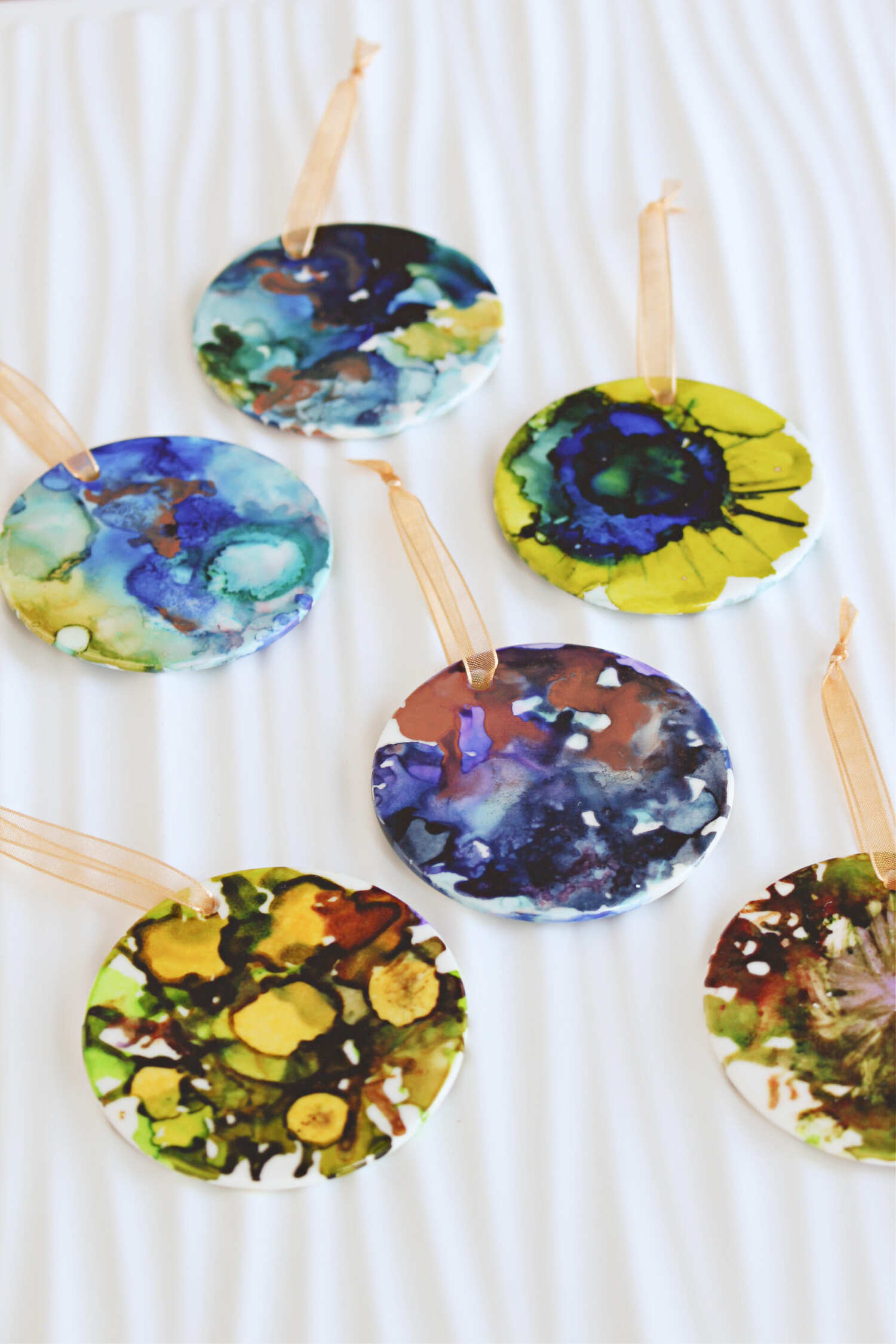 DIY Alcohol Ink on Ceramic Ornaments | Dans le Lakehouse