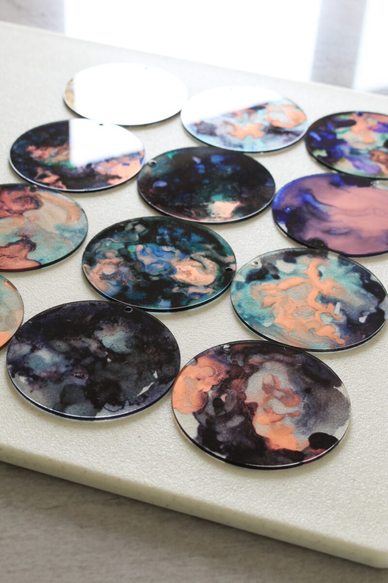 DIY Cricut Acrylic Disc Garland for Halloween | Dans le Lakehouse