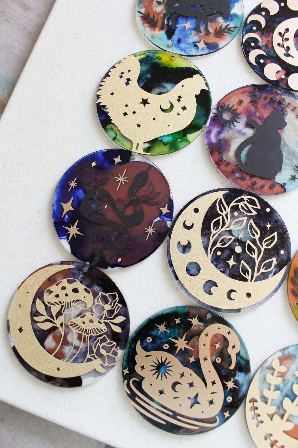 DIY Cricut Acrylic Disc Garland for Halloween | Dans le Lakehouse
