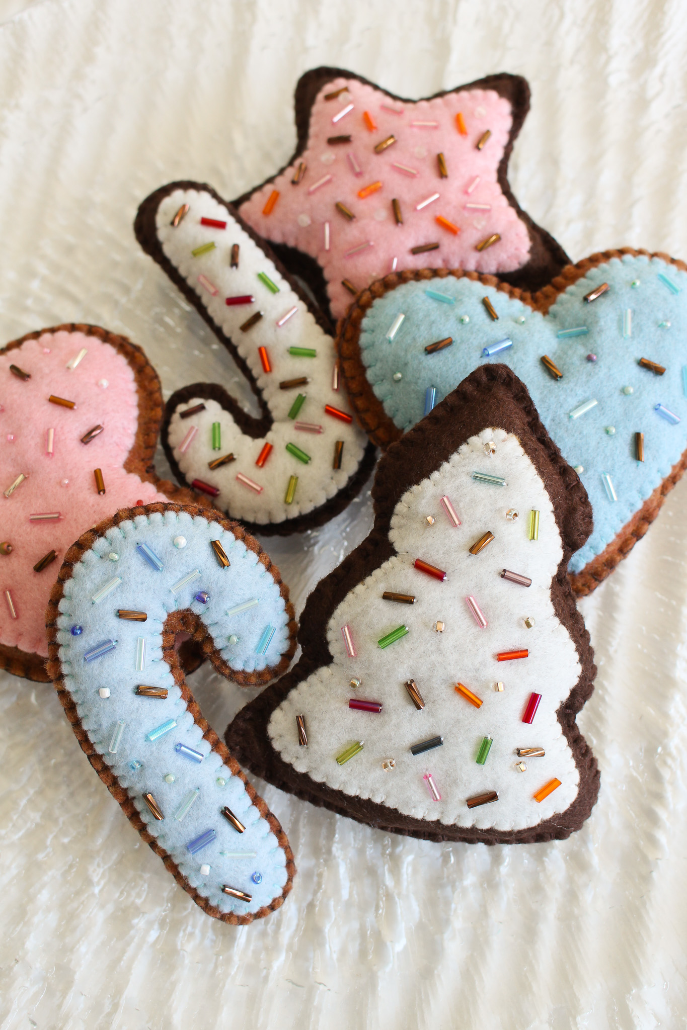 DIY Felt Cookie Ornaments | Dans le Lakehouse