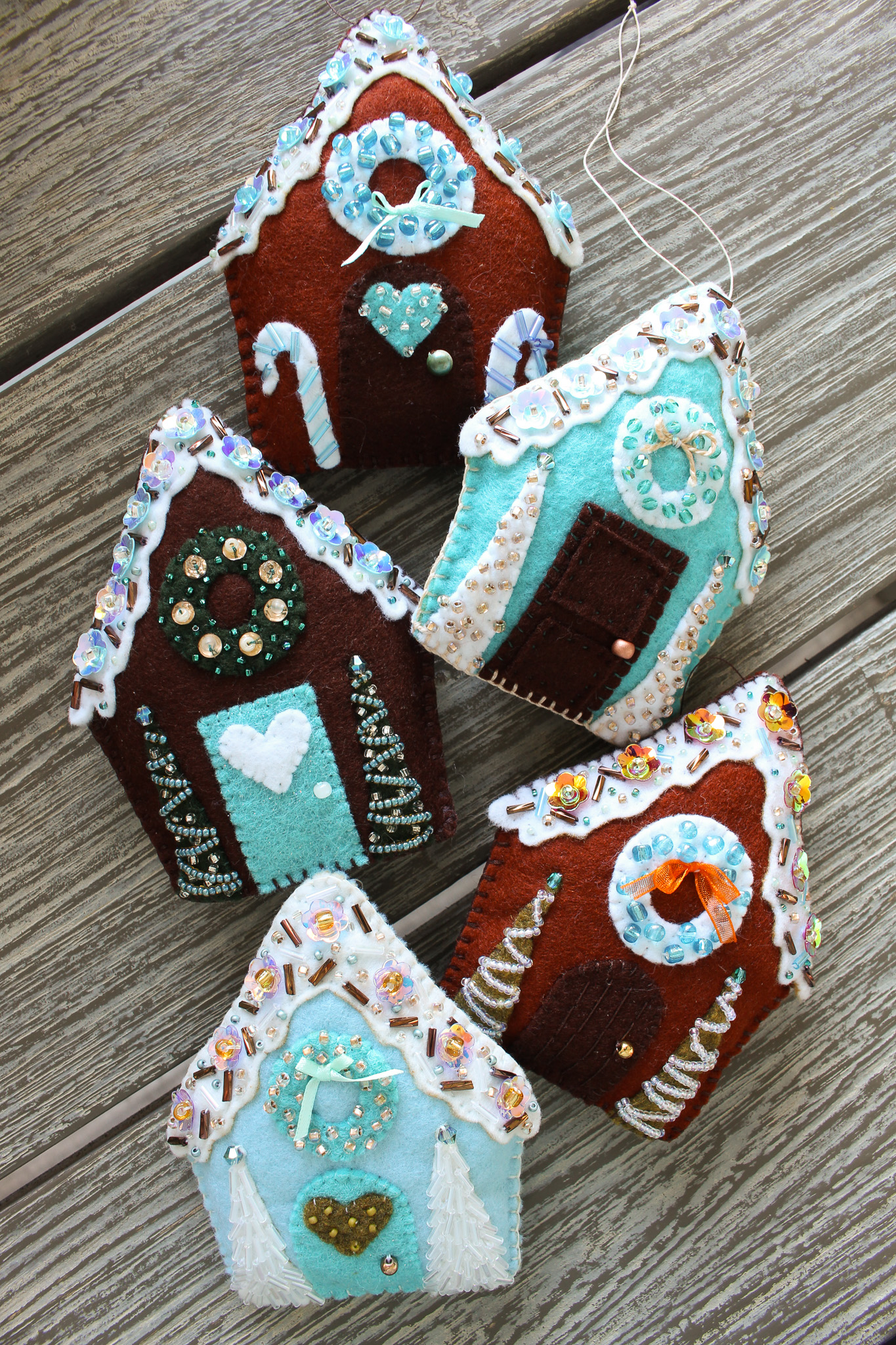 DIY Felt Gingerbread House Ornament (Free Pattern) | Dans le Lakehouse