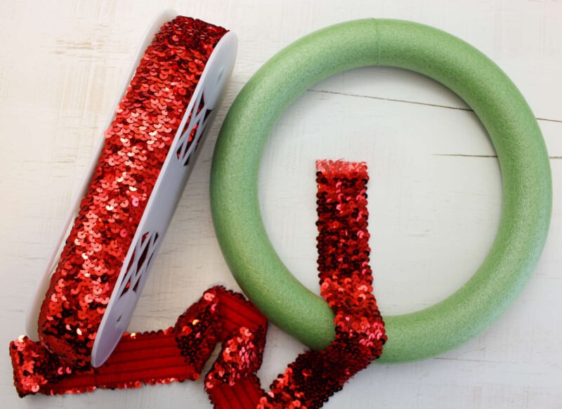 DIY Sequin Wreath for Valentine's Day | Dans le Lakehouse
