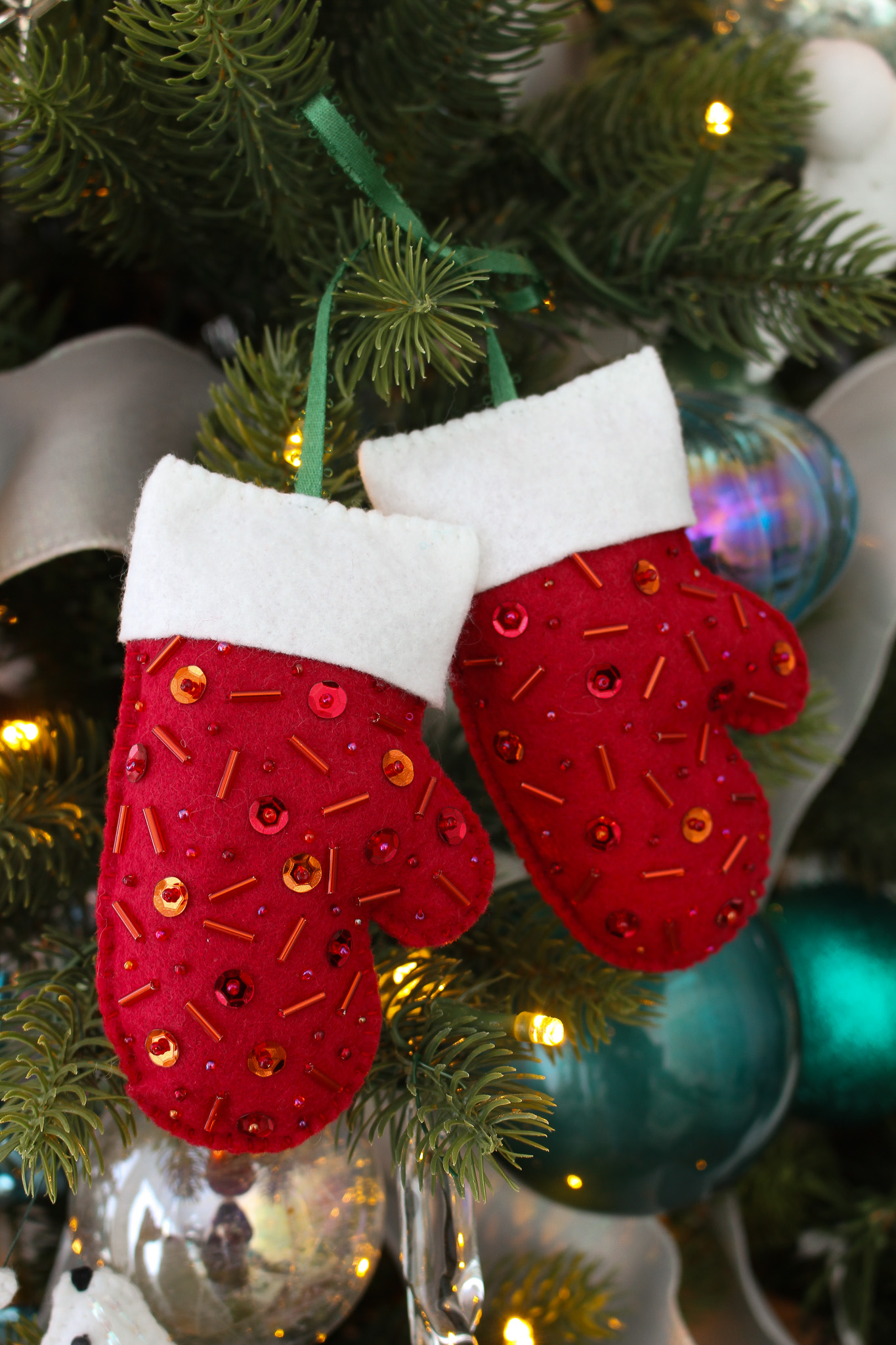 DIY Mittens on a String Felt Ornament | Dans le Lakehouse
